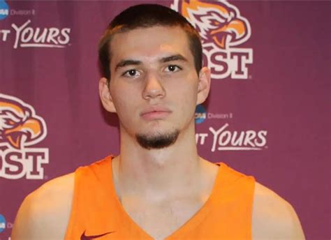 Estrela do basquete universitário americano é encontrado morto a tiros
