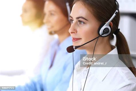 콜 센터입니다 직장에서 연산자의 그룹입니다 헤드셋에서 아름 다운 비즈니스 여자에 초점 3 명에 대한 스톡 사진 및 기타 이미지 3 명 It 지원 고객 서비스 담당자