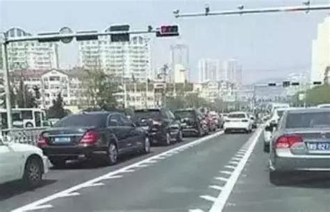 交警提醒：9月27日起遇到帶鋸齒的車道別亂走，不然扣6分罰200元 每日頭條