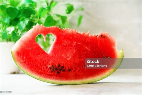 회색 콘크리트 바탕에 하트 모양으로 수 박의 조각 공간에 복사 합니다 플랫이 하다 인사말 카드 사랑 개념입니다 발렌타인의 날 0명에 대한 스톡 사진 및 기타 이미지 Istock