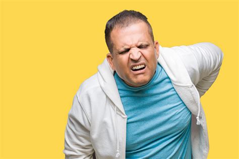 격리를 통해 중세 아랍 남자 착용 운동복 배경 통과 요 통 다시 손으로 근육의 통증 감동 건강관리와 의술에 대한 스톡 사진 및