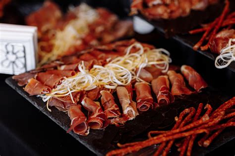 안티파스토 플래터 차가운 고기 프로슈토 슬라이스 햄 쇠고기 육포 살라미와 회색 배경에 치즈 플래터 맥주 스낵 세트의 클로즈업