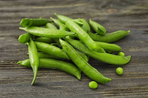 木制背景上的新鲜青豆荚高清图片下载 正版图片505443017 摄图网