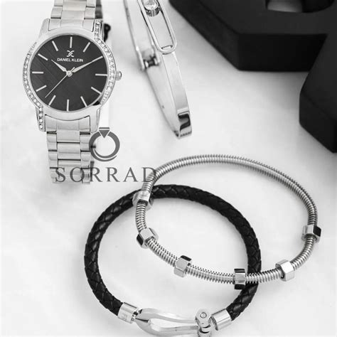 ساعت دنیل کلین زنانه ساده بند استیل رنگ سیلور صفحه مشکی نگینی