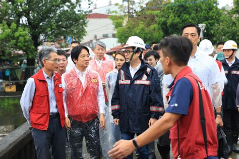 一早與賴總統到美濃區美濃橋、果園勘災，再回原市區持續掌握大樓地下室抽水情形。 陳其邁 Chen Chi Mai