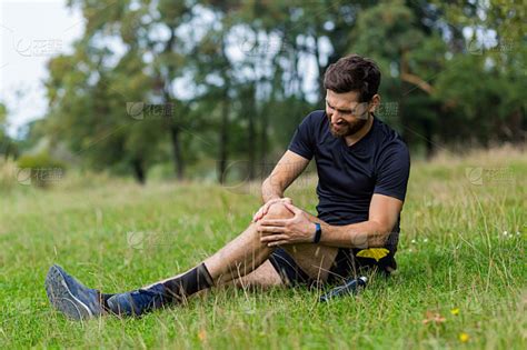 男运动员在训练中受伤，腿部严重疼痛，肌肉酸痛，坐在地上疼得大叫