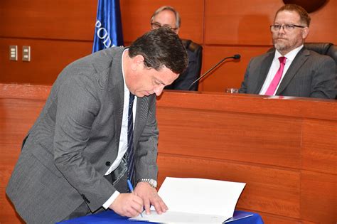 Dr Fernando Orellana juró por un nuevo periodo como integrante de la