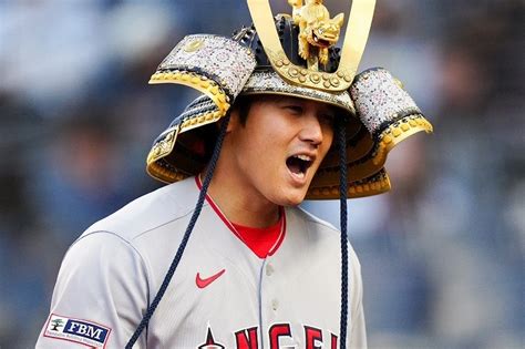 【画像】「やっぱカッコイイね！」大谷翔平、新パフォーマンスの“兜姿”に反響止まず！「めっちゃ似合ってる」｜ニフティニュース