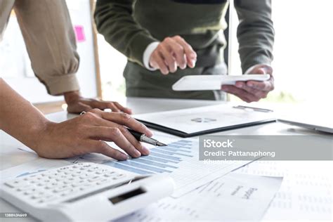 비즈니스 캐주얼 매니저 발표 및 회사 성장 프로젝트 성공 재무 통계 전문 투자자 작업 시작 프로젝트 와 문서와 함께 토론 2명에 대한 스톡 사진 및 기타 이미지 Istock