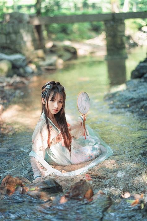 欲问青鳞以何醉？水氤稀胭环卿察。