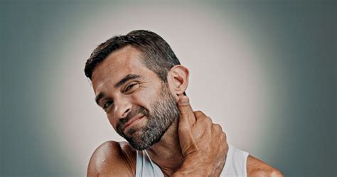 목 통증 스트레스 및 그라데이션 배경에 부상 긴장 및 염증과 함께 스튜디오에서 남자의 초상화 좌절 건강 및 근육 긴장 의료 위험 및 압력에 대한 마사지를 받는 사람 40