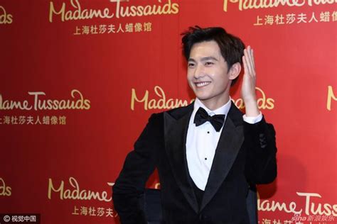 杨洋蜡像在上海揭幕了！现场演绎时尚大片手机新浪网