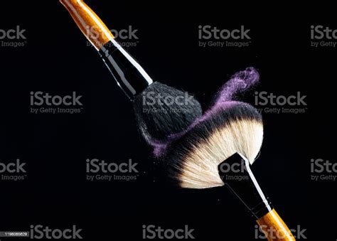 검은 배경에 고립 빛나는 보라색 아이 섀도우와 전문 메이크업 브러시 메이크업 개념 갈색에 대한 스톡 사진 및 기타 이미지