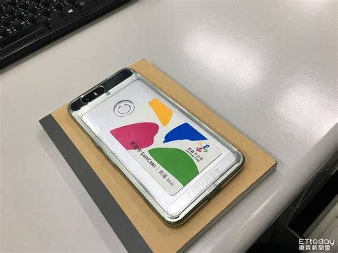 超實用！手機透明殼「塞鈔票、悠遊卡」 網友：絕不會忘記帶 Ettoday生活新聞 Ettoday新聞雲