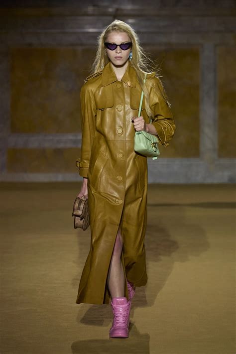 Як носити шкіряний тренч цієї весни