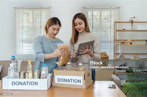 밝은 방에서 자선 및 지역 사회 지원을 위한 상자와 물품을 들고 기부를 조직하는 두 여성 2명에 대한 스톡 사진 및 기타 이미지 2명 European Community
