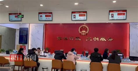 情人节遇上春节假期，武汉市东西湖区民政局“为爱加班”，多对新人当天上午领证婚姻结婚证先生