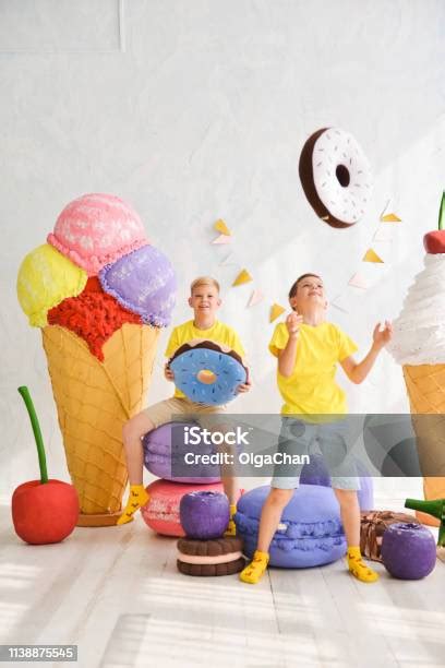 사탕 바와 과자 케이크 쿠키 크리 미 한 머핀 축 하 생일을 위한 신선한 딸기 생일 장식 키즈 파티 용 가족에 대한 스톡 사진 및 기타 이미지 Istock