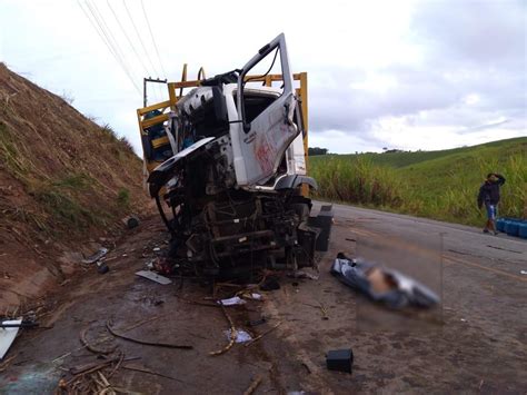 Uma Pessoa Morre E Duas Ficam Feridas Em Acidente Caminh Es Na Al