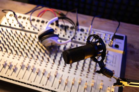 사운드 믹서의 마이크와 헤드폰 사운드 레코드 스튜디오의 음악 오디오 개념 녹음실에 대한 스톡 사진 및 기타 이미지 녹음실 음향 조절기 마이크 Istock