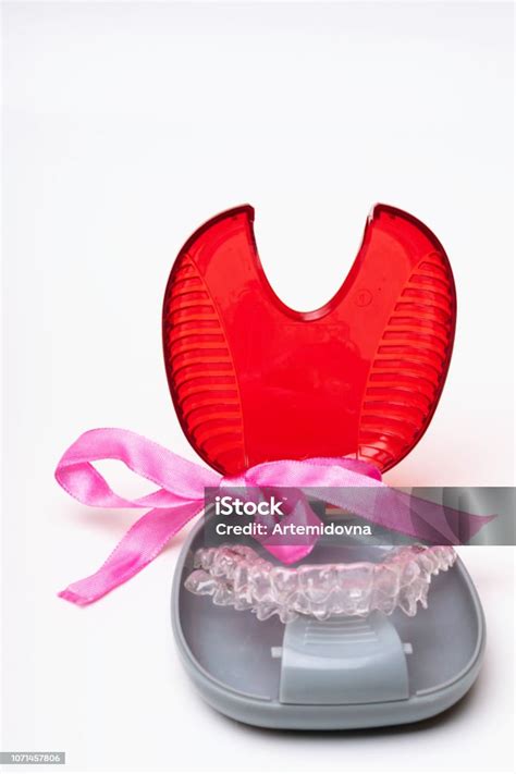 상자와 핑크 절연된 투명 치아 족 Aligner 절 아름 다운 미소 선물 하는 방법 건강관리와 의술에 대한 스톡 사진 및 기타