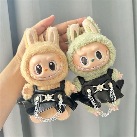 เฉพาะเสื้อผ้า] 1 2 รุ่น Mystery Box Labubu เสื้อผ้าจี้ Labubu นั่ง