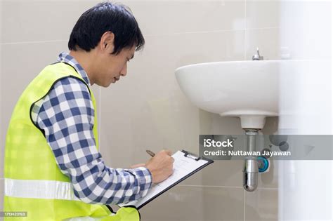 검사관 또는 엔지니어는 체크리스트를 사용하여 건설 및 품질 보증 새 집을 검사하고 있습니다 엔지니어 또는 건축가 또는 접촉자는 집을 집주인에게 넘겨주기 전에 집을 짓기 위해