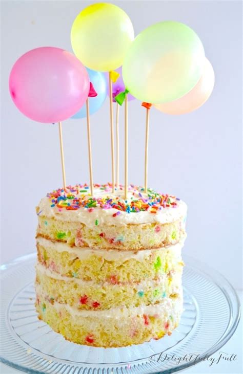 1 Torte Zum 1 Geburtstag Dekroiert Mit Luftballons Naked Cake Moderne