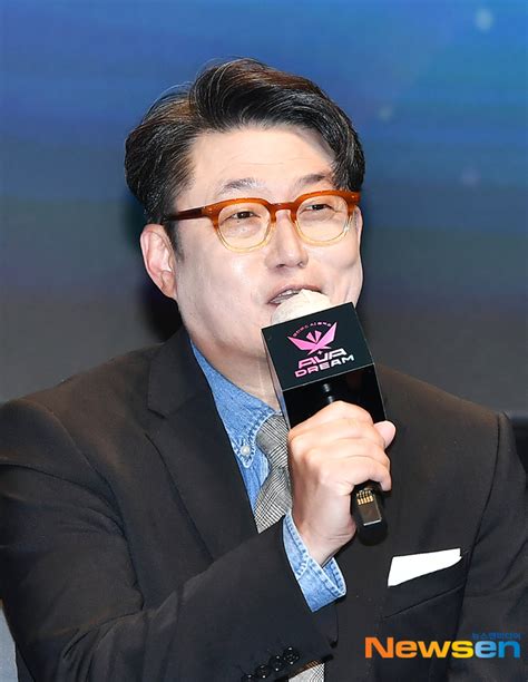김현철 진지한 인사말 포토엔hd 손에 잡히는 뉴스 눈에 보이는 뉴스 뉴스엔