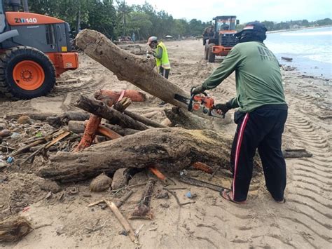 30 Ton Sampah Kiriman Diangkut Dari Pantai Kuta Bali Kumparan
