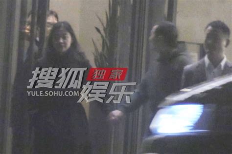 独家：梅婷挽老公手等车超甜蜜 素颜会友状态松弛 搜狐大视野 搜狐新闻