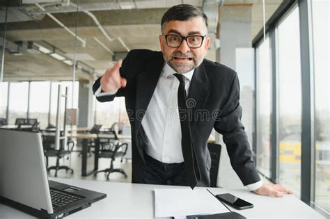 Jefe Enojado Gritando A Su Empleado Imagen De Archivo Imagen De