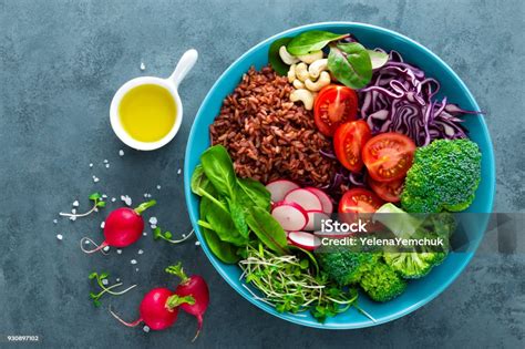 양배추 시금치 근대 잎 현미 토마토 브로콜리 무 우 신선한 녹색 콩나물과 잣으로 부처님 그릇 식사 건강 한 균형된 영양입니다
