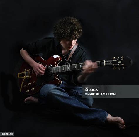 십대 집중하기 게임하기 그릐 전기 기타 아이에 대한 스톡 사진 및 기타 이미지 아이 일렉트릭 기타 검정색 배경 Istock
