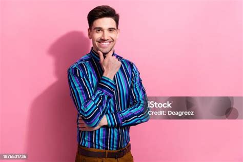 긍정적 인 마음을 가진 지적인 사람 손 터치 턱 브레인 스토밍 빈 공간 절연 통하고 있는 분홍색 배경 30 34세에 대한 스톡 사진 및 기타 이미지 Istock