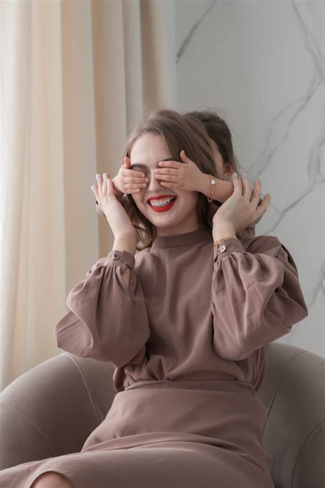 무료 이미지 여자 미소 관절 피부 말뿐인 어깨 위로 플래시 사진 목 소매 커튼 행복 몸짓 담홍색