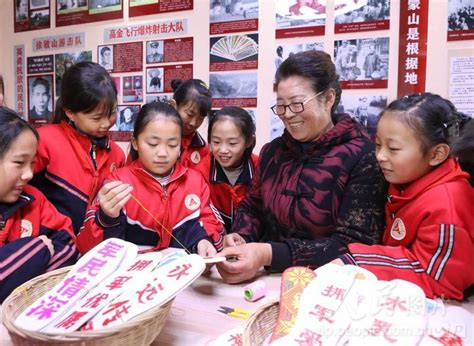 山东沂南向兵妈妈学沂蒙精神 人民图片网
