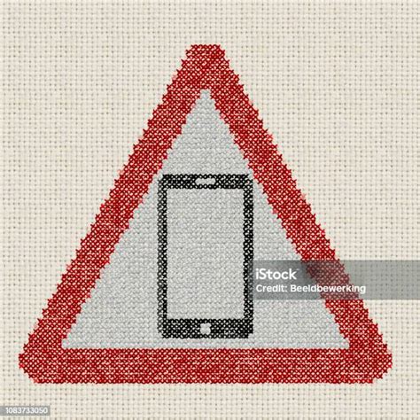 자 수 빨간색 삼각형 스마트폰 사용도로 및 경고 표시 Crossstitched 0명에 대한 스톡 사진 및 기타 이미지 0명