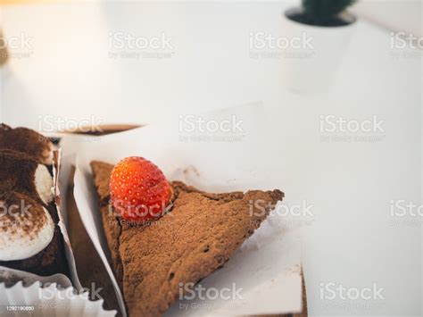 신선한 딸기와 카페의 테이블에 놓인 음료와 함께 초콜릿 케이크 토핑 스타일 최소화 0명에 대한 스톡 사진 및 기타 이미지 0