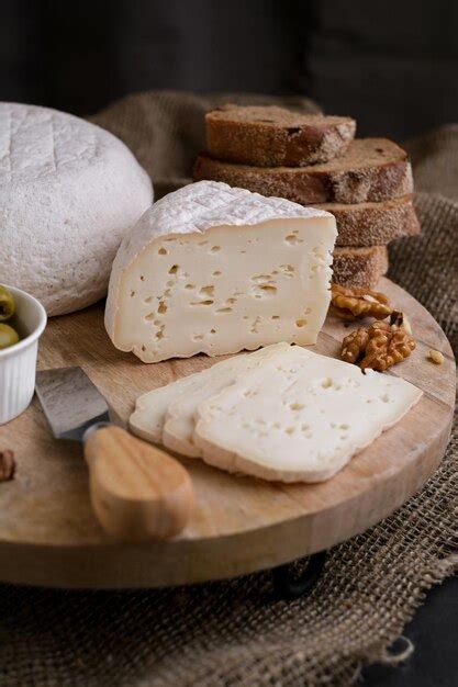 Queso De Granja Francés Saint Paulin Queso De Postre Francés Foto Premium