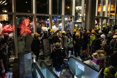 香港七一抗議全程直擊：示威者衝進立法會，警方清場 Bbc News 中文