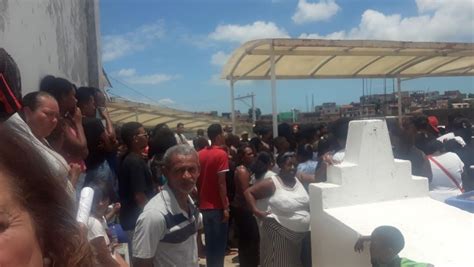 Jovem Morto Após Ser Esfaqueado Em Bar é Enterrado E Família Protesta