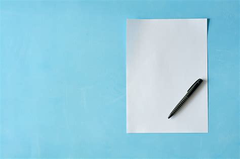 明るい青色の背景に黒いペン Isoleted の白いシート紙 からっぽのストックフォトや画像を多数ご用意 からっぽ ウクライナ