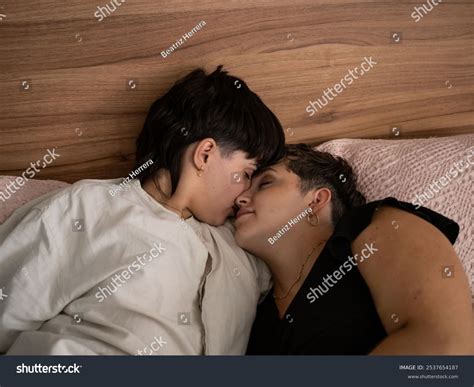 Lesbiennes Chaude Images Photos De Stock Objets D Et Images Vectorielles Shutterstock