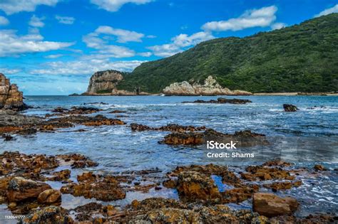아름 다운 바위 Knysna 라군 바다를 만나는 남아 프리 카 공화국에 케이프 서양 정원 경로에서 해변 머리 0명에 대한 스톡
