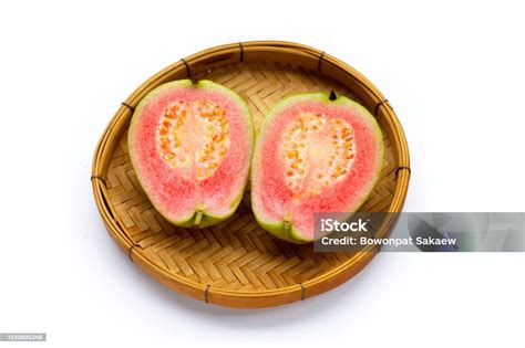 白い背景に竹のバスケットに新鮮なピンクのグアバ みずみずしいのストックフォトや画像を多数ご用意 みずみずしい オーガニック カラー
