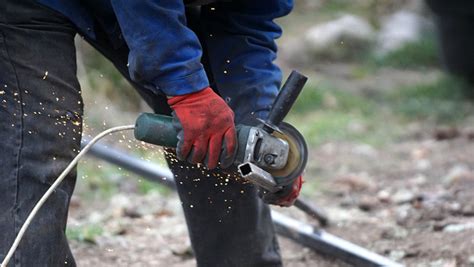 분쇄기로 금속 가공 건설 현장의 위치에서 금속 절단 금속 가공의 스파크 Performing Arts Event에 대한 스톡 사진 및 기타 이미지 Performing