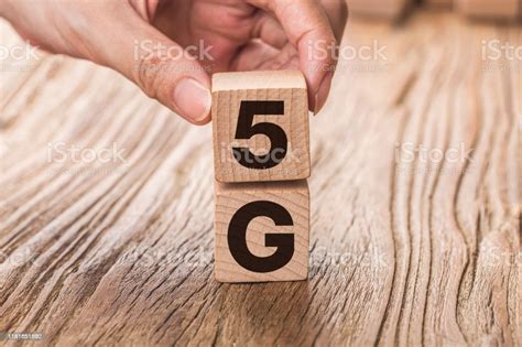 5g 네트워크 연결 기술 미래 글로벌 손 뒤집기 나무 큐브 변경 번호 4g 5g 4g에 대한 스톡 사진 및 기타 이미지 4g