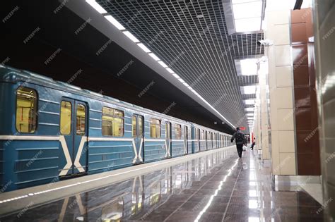 Вагон метро с пустыми местами. Пустой вагон метро. | Премиум Фото