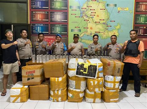 Polsek Rastim Sita Ribuan Botol Miras Jenis Arak Bali